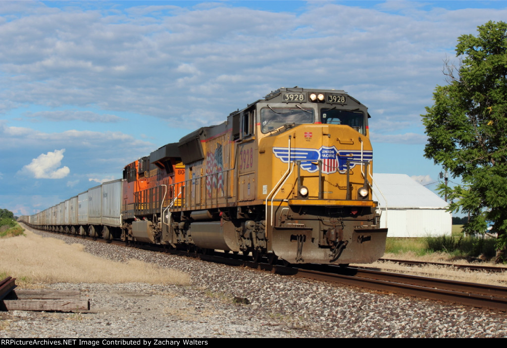 UP 3928 BNSF 8044